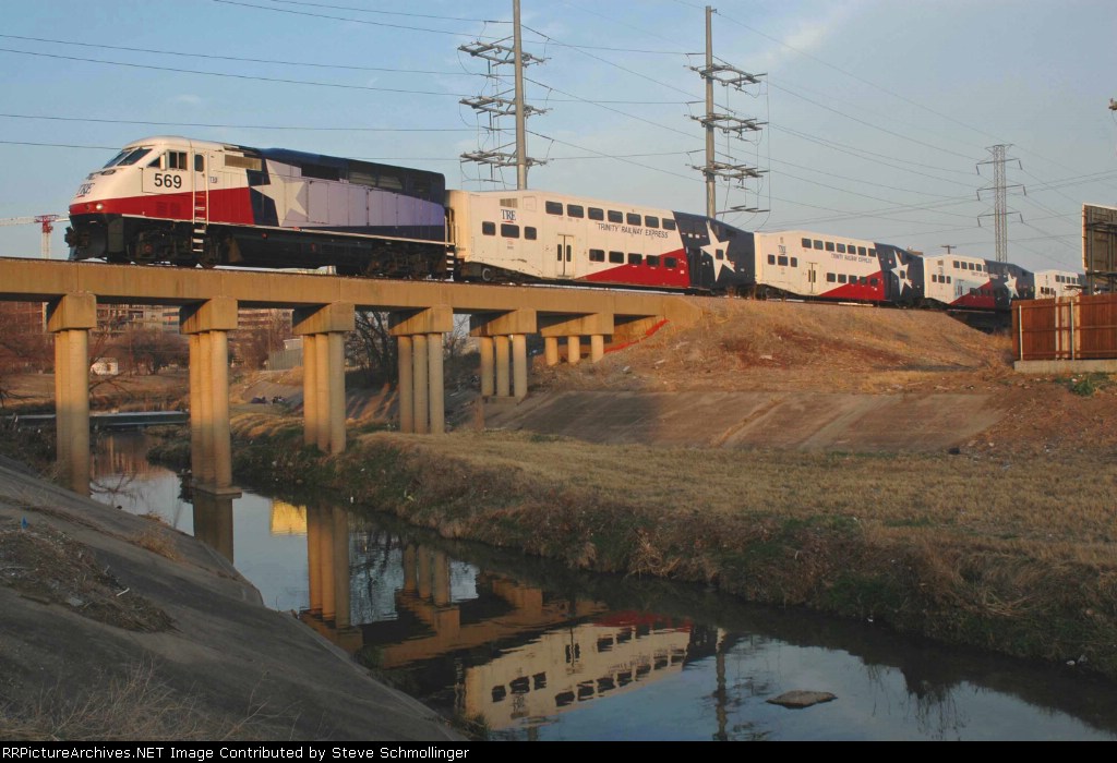 TRE 569 West crosses the drianage canal